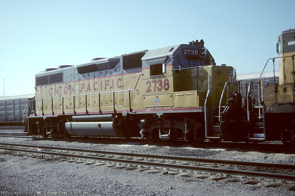 UP GP39-2 2738